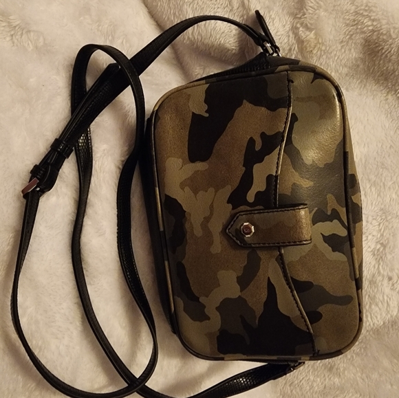 G.I.L.I. | Bags | Gili Crossbody Leather Camouflage Purse With Lots Of ...